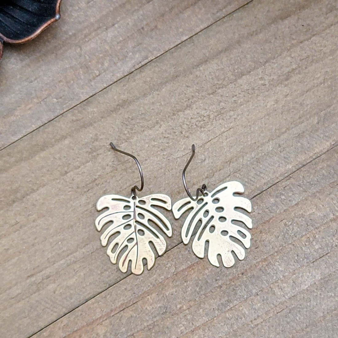 Brass Monstera Leaf Dangle Earrings -Hypoallergenic – Nicki Lynn Jewelry